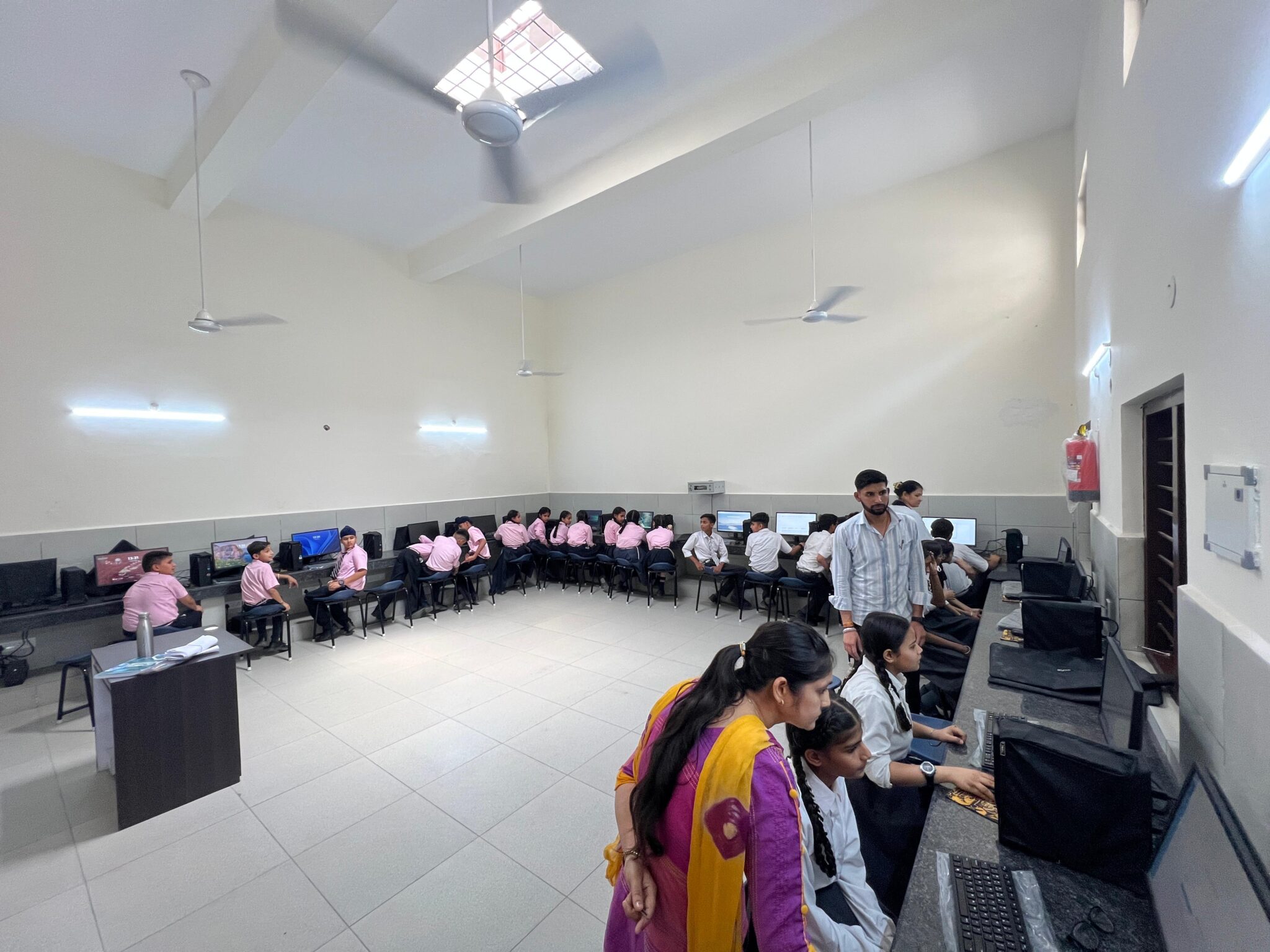Computer Lab – DAV Model School, Hariana, Hoshiarpur